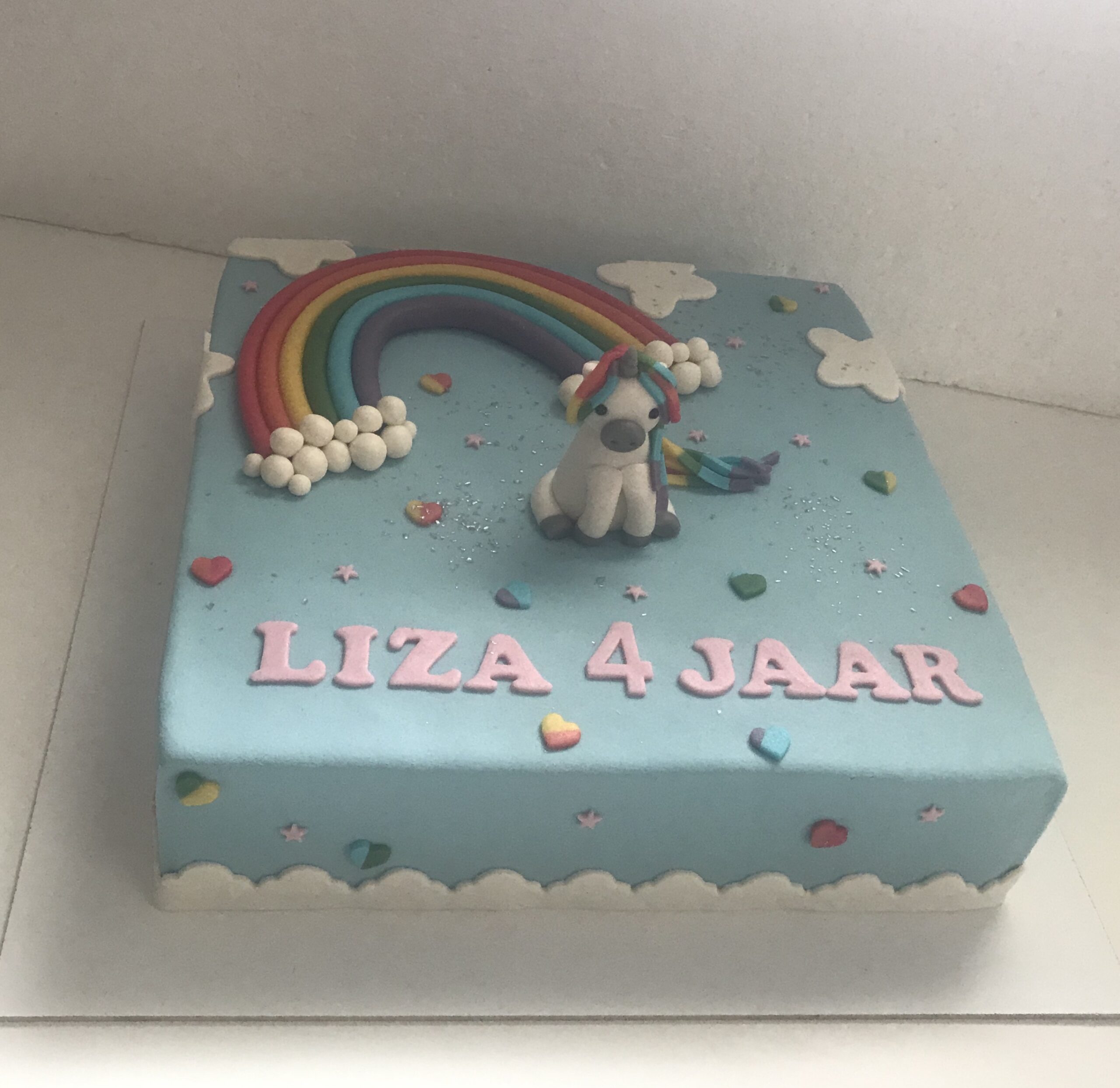 3D Eenhoorn regenboog taart LIZA - Het Taartenhuis
