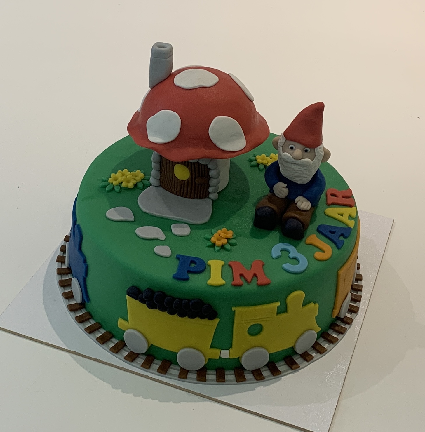 3D Kabouter en paddenstoel taart PIM - Het Taartenhuis