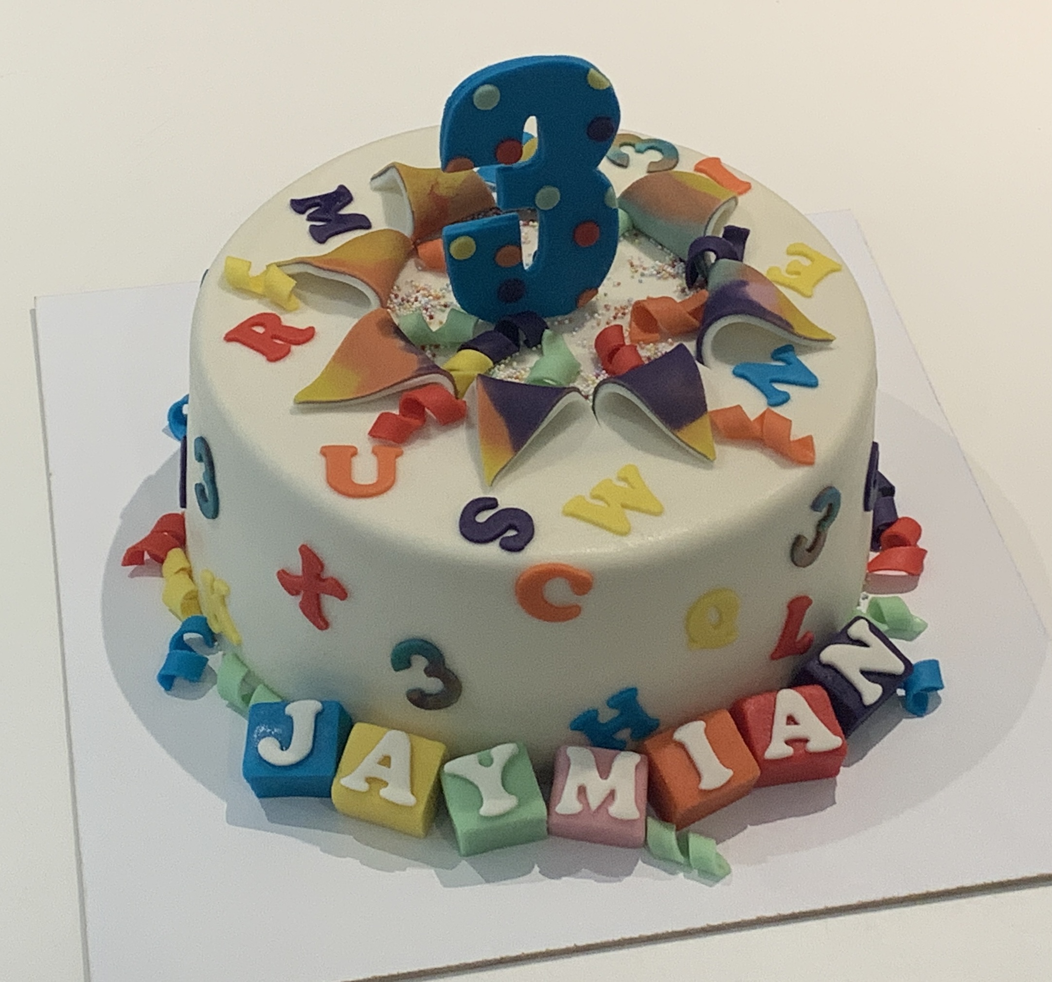 Alfabet taart JAYMIAN - Het Taartenhuis