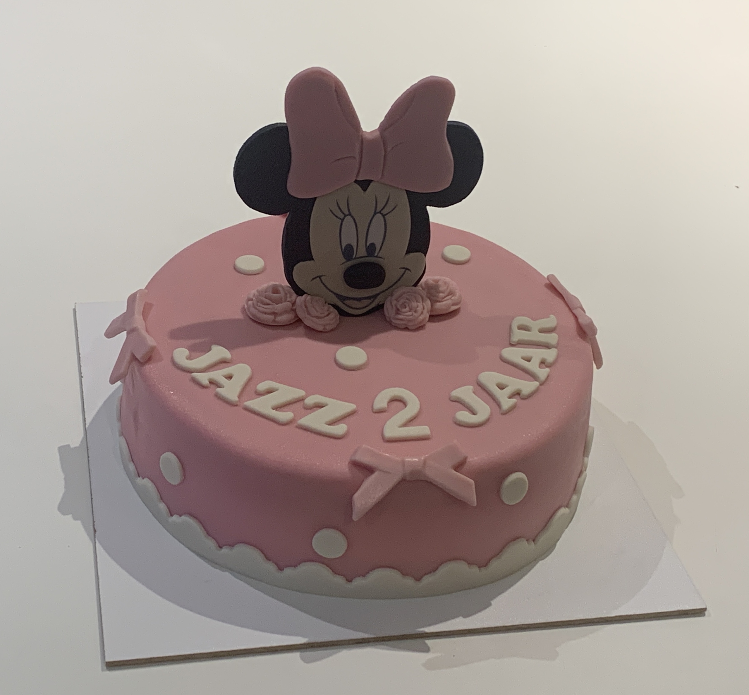 Minnie Mouse taart JAZZ - Het Taartenhuis