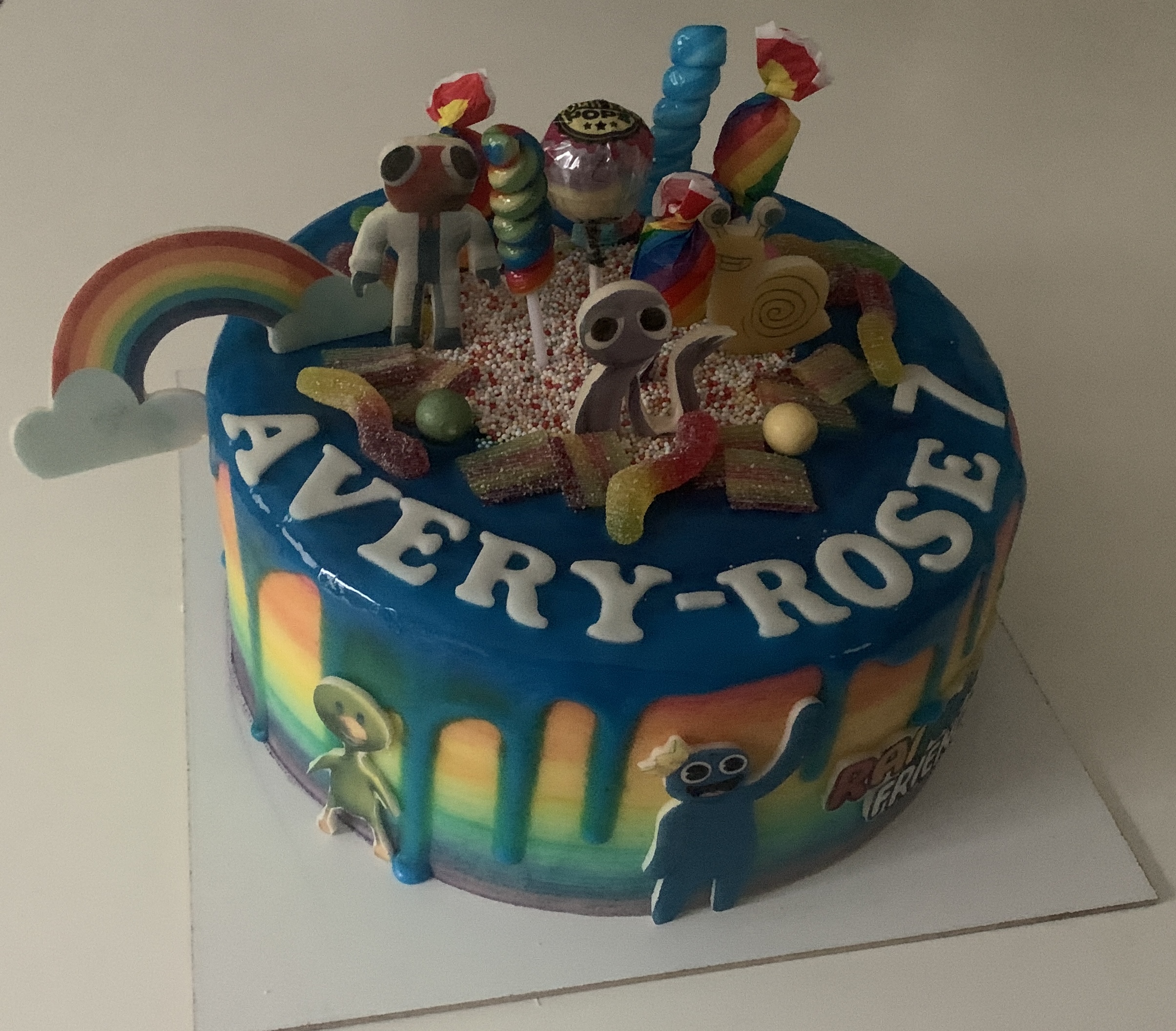 Rainbow Friends taart AVERY-ROSE - Het Taartenhuis