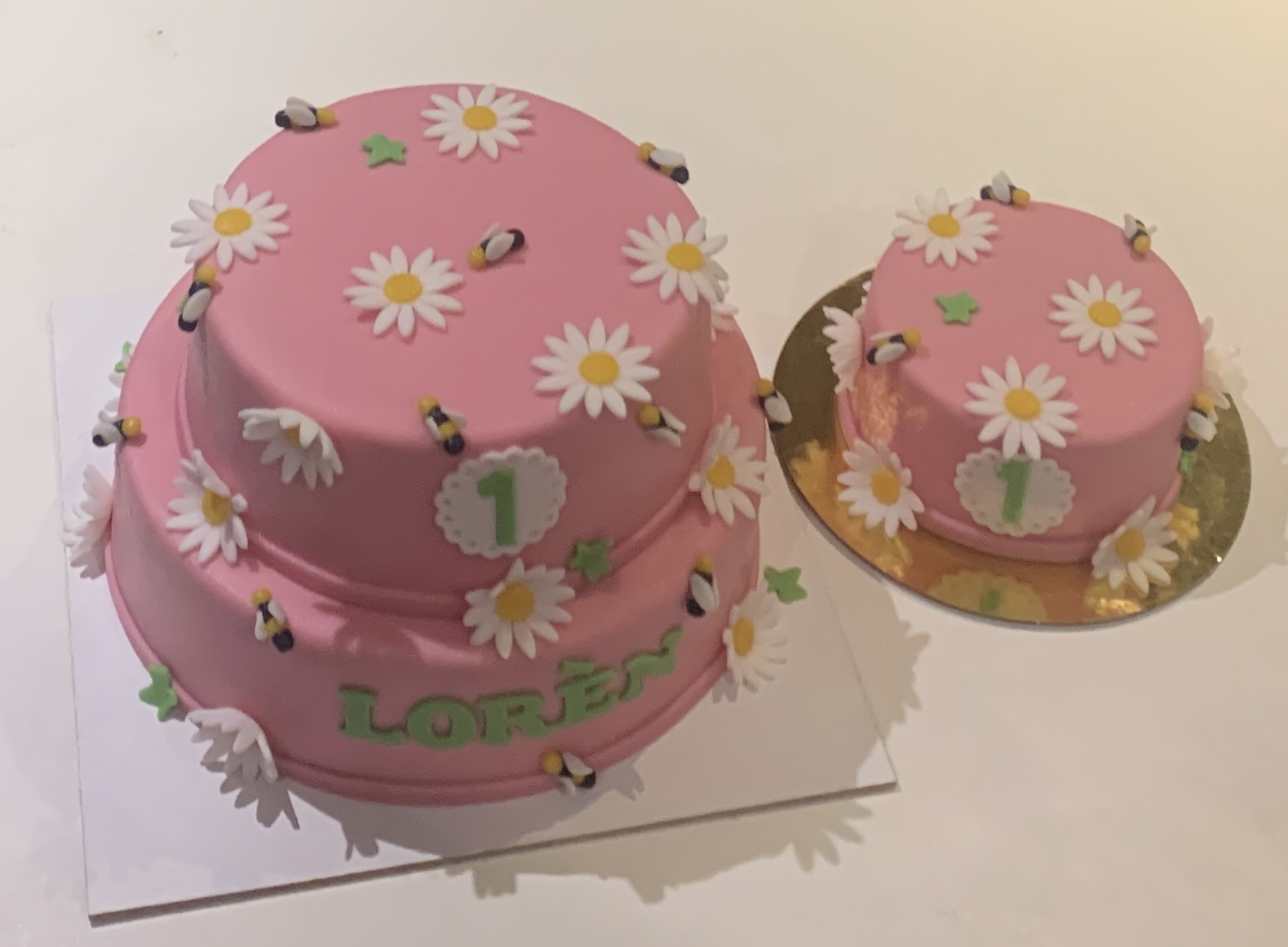 Madeliefjes en bijtjes taart LORÈN - Het Taartenhuis