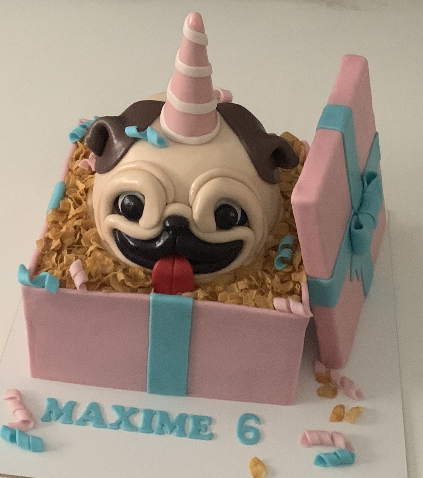 3D mopshond in cadeau taart - Het Taartenhuis