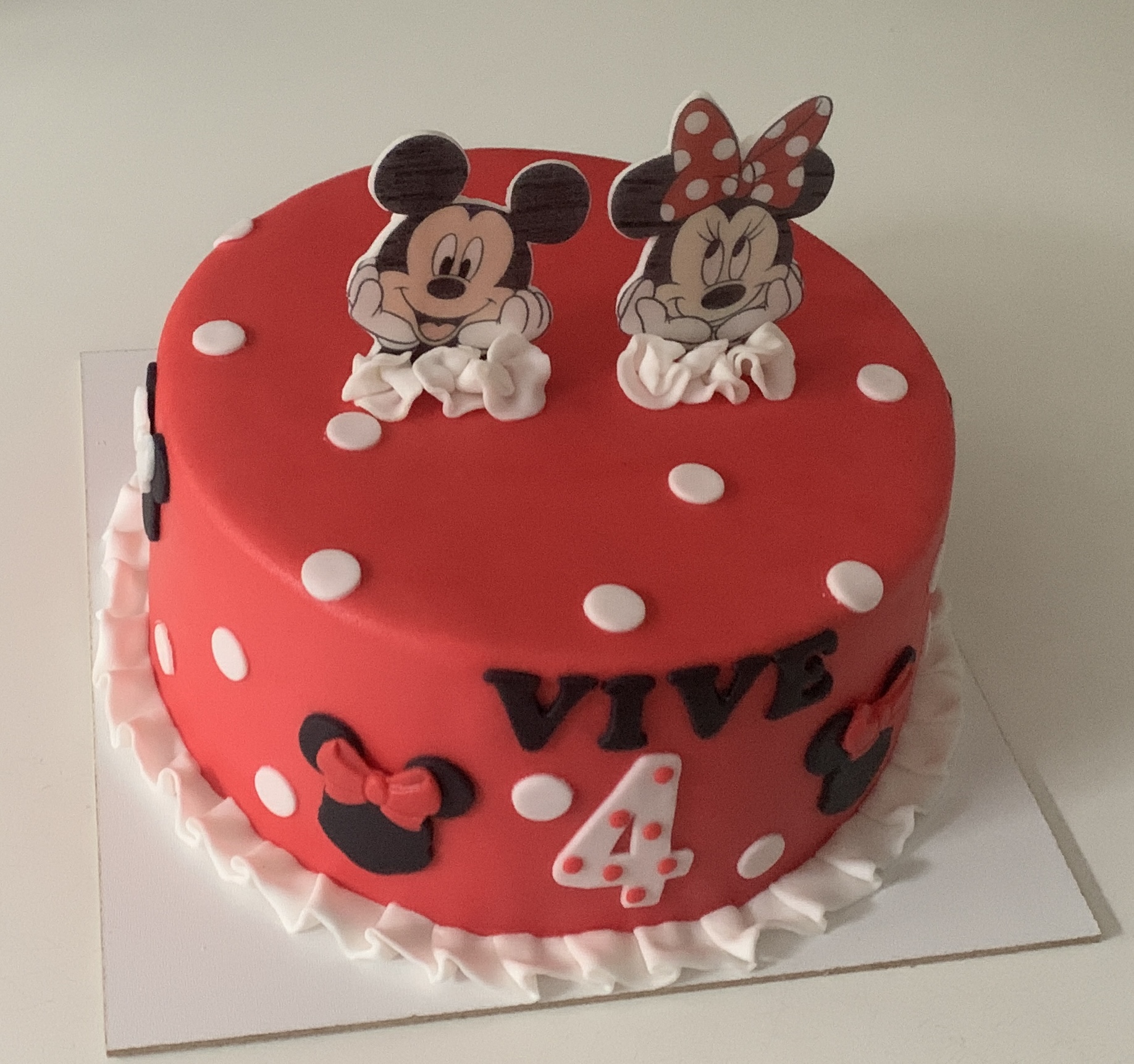 Mickey en Minnie Mouse taart VIVE - Het Taartenhuis