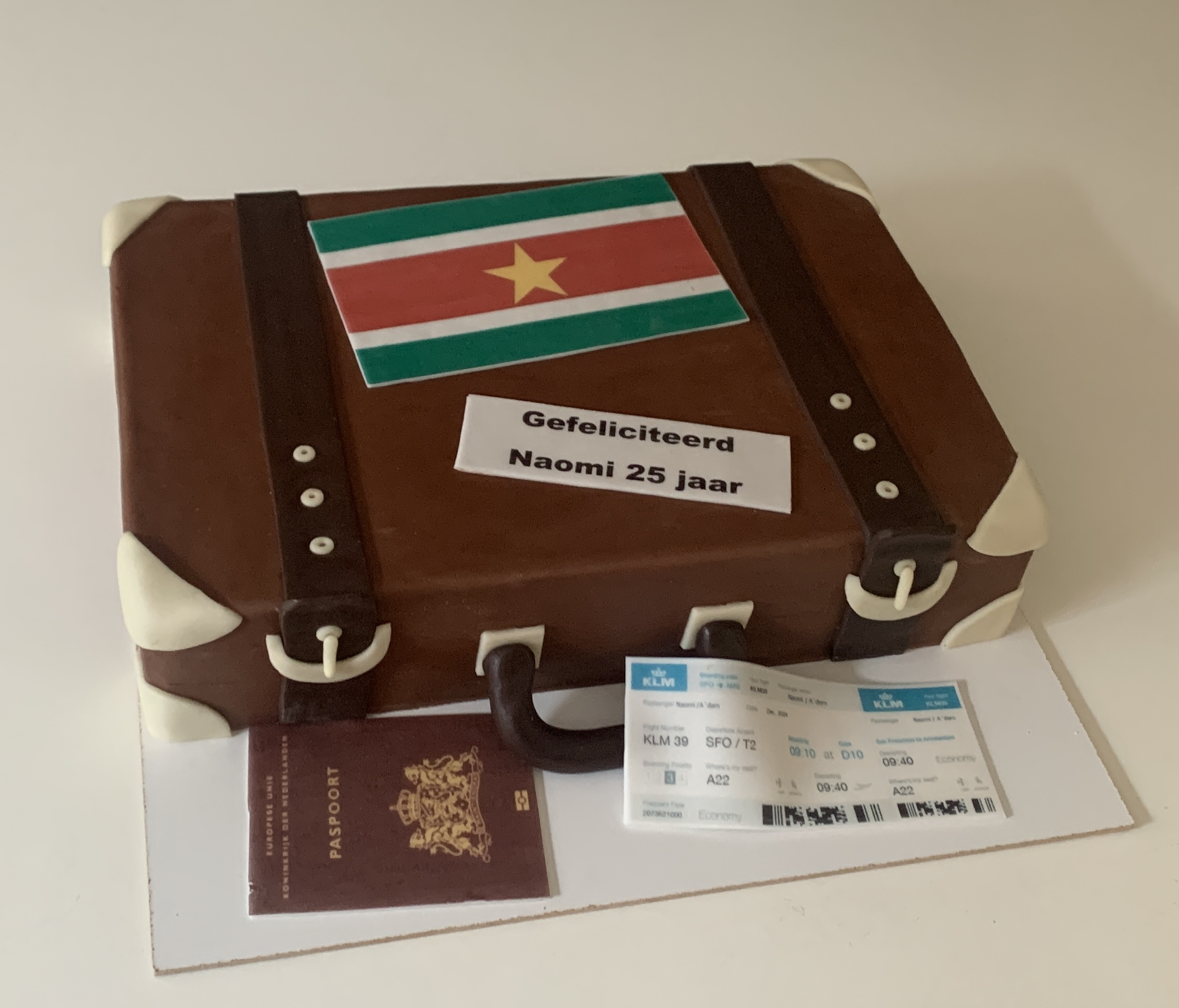 3D koffer taart NAOMI - Het Taartenhuis