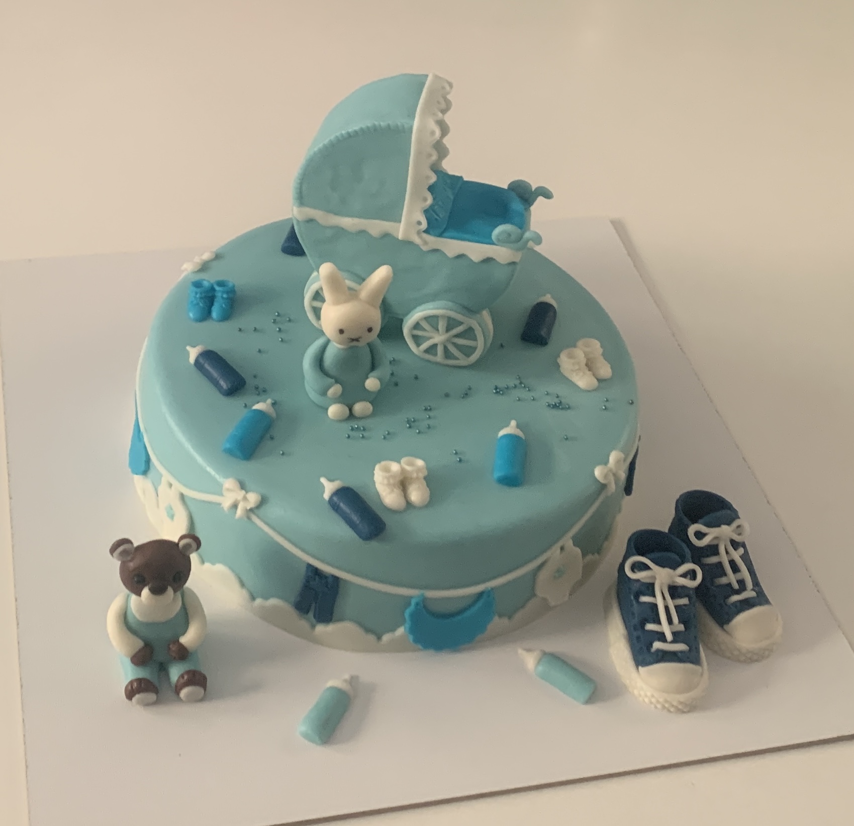 Babyshower taart 3D Nijntje, beertje en schoentjes - Het Taartenhuis