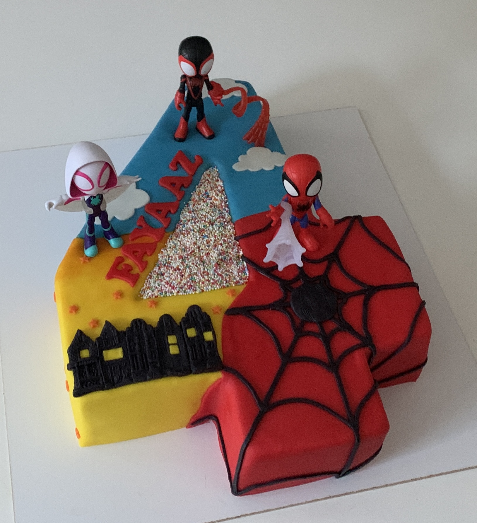 Cijfer taart Spidey en vrienden FAYAAZ - Het Taartenhuis